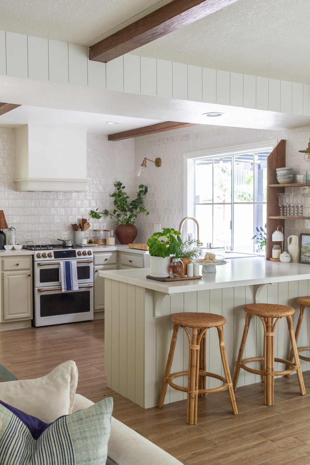 Exploring the Pros and Cons of a Kitchen Without Upper Cabinets - zevy joy
