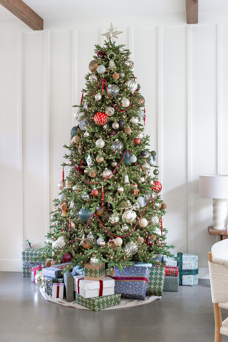 How to Decorate a Christmas Tree with Ornaments - zevy joy